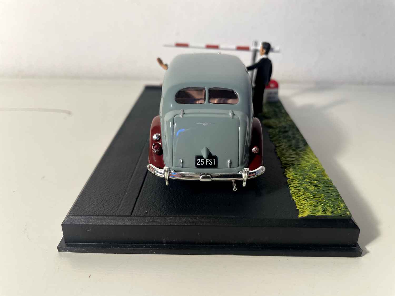 Chrysler Airflow grise et bordeaux - La Nationale 7 - la route bleue ...